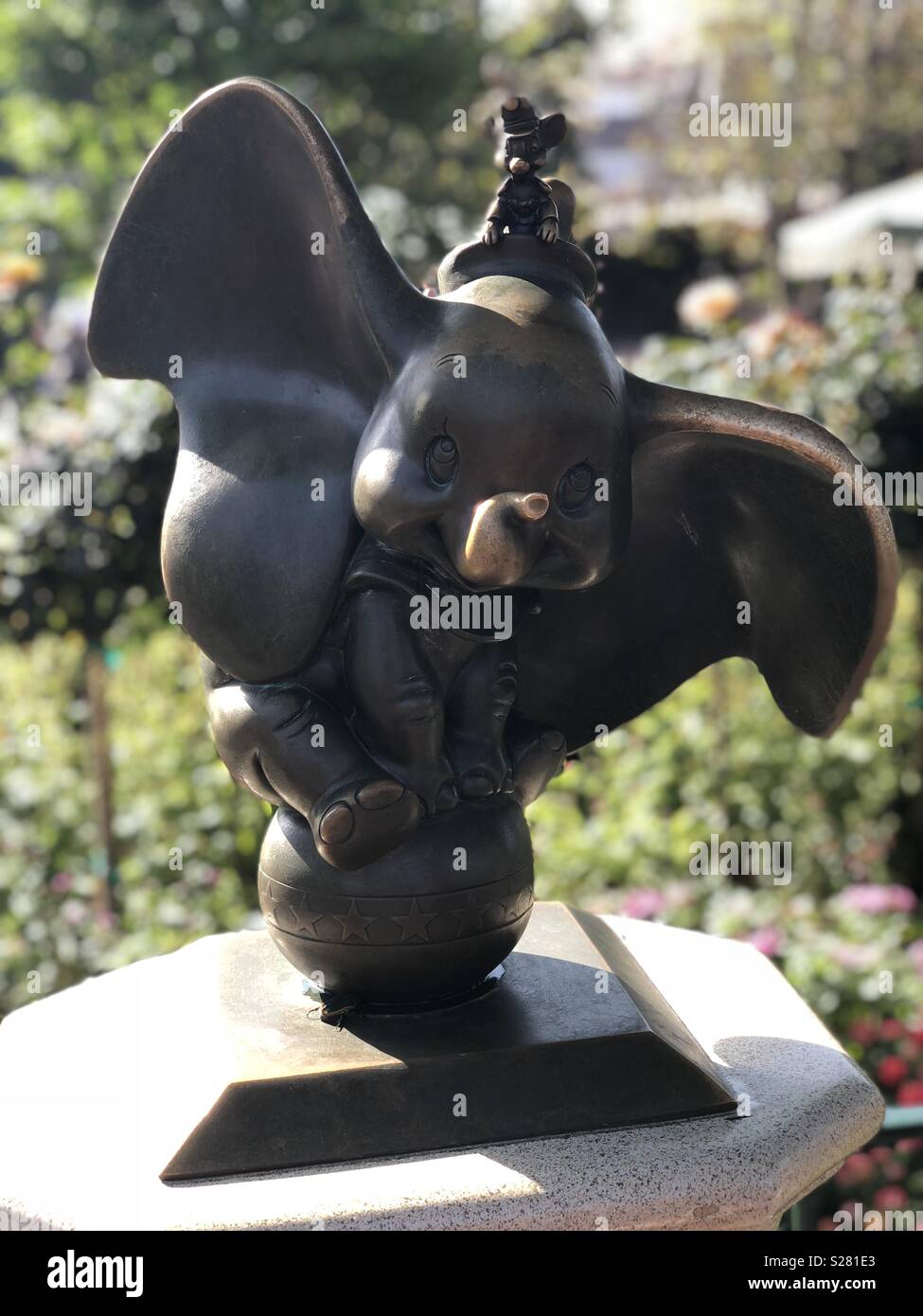 Dumbo statue hi-res stock photography and images - Alamy
