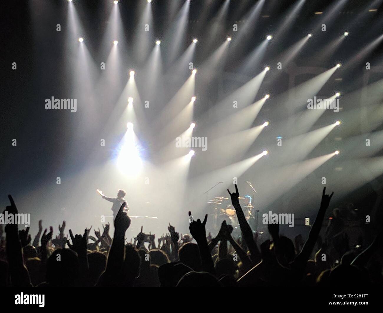 Green day concert crowd hi-res stock photography and images - Alamy