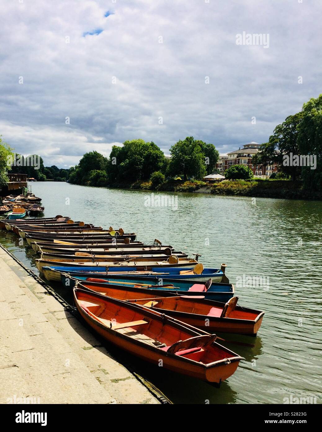 Row boats thames hi-res stock photography and images - Alamy