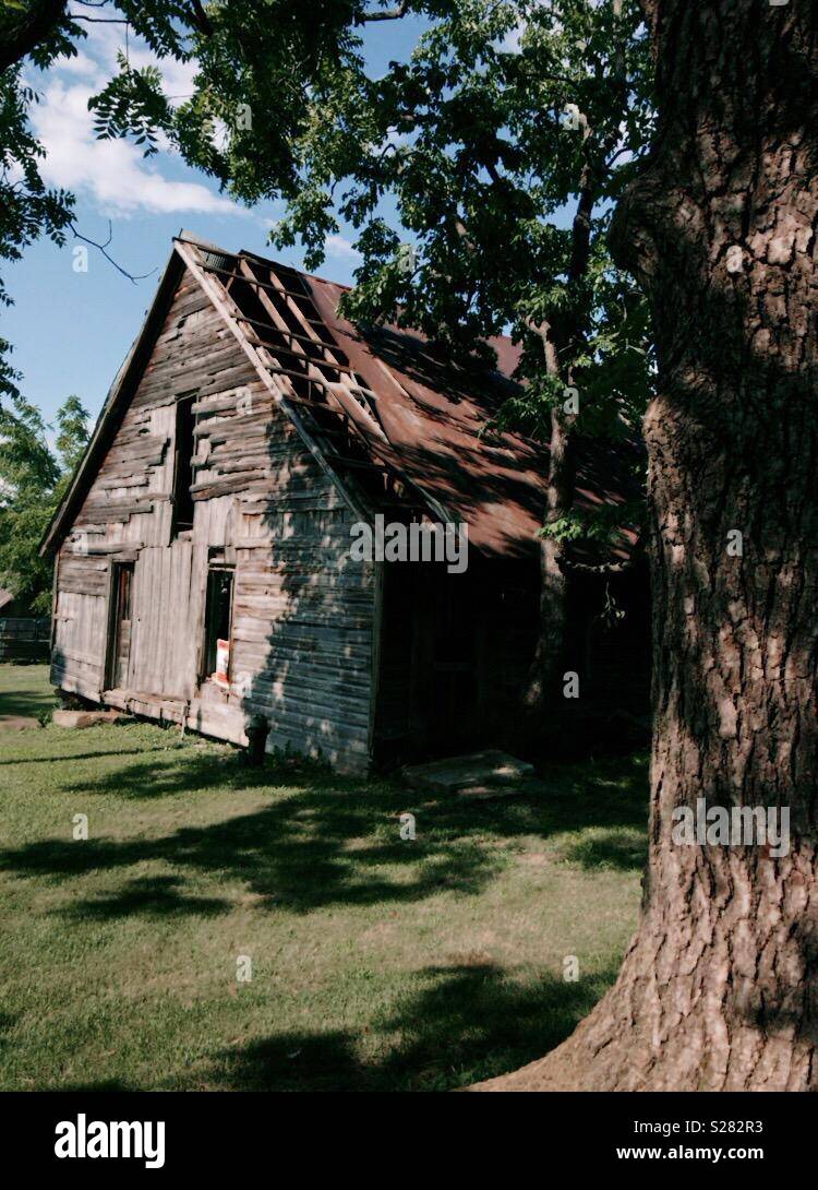 Old run down farm house left abandoned Stock Photo - Alamy
