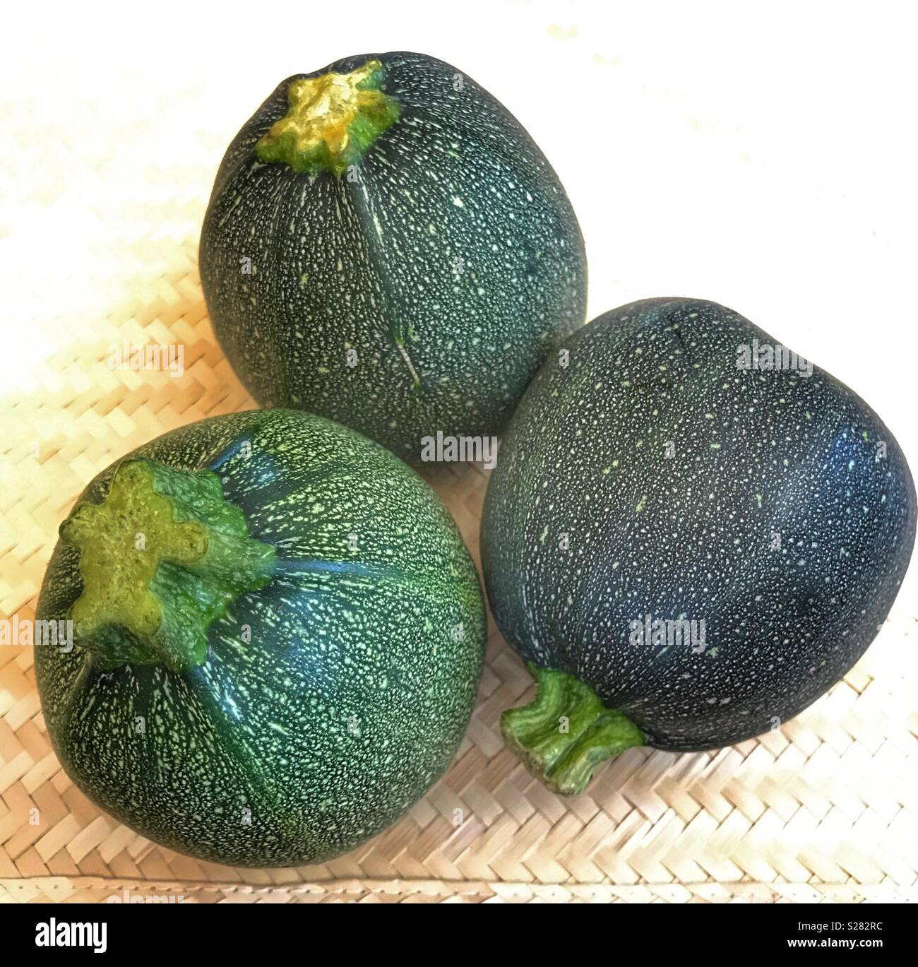 Round courgette hi-res stock photography and images - Alamy