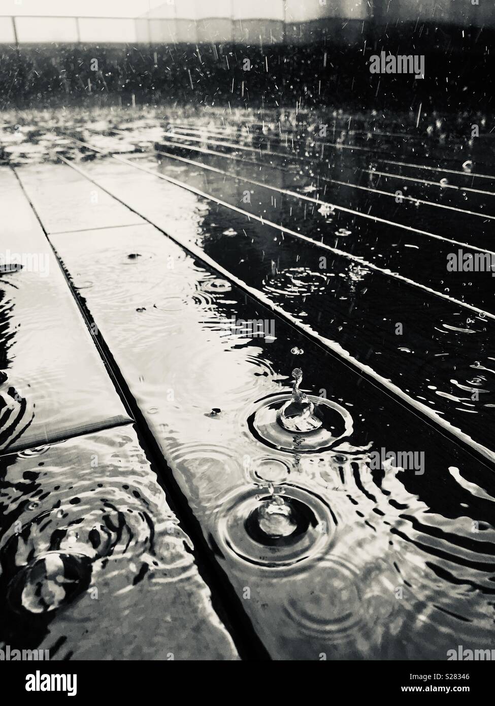Rain floor hi-res stock photography and images - Alamy
