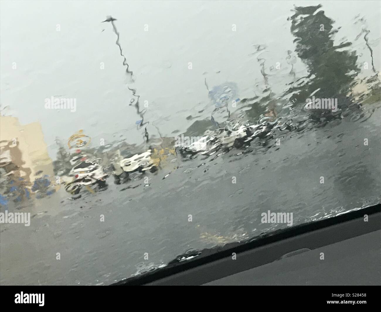Windshield rain hi-res stock photography and images - Alamy
