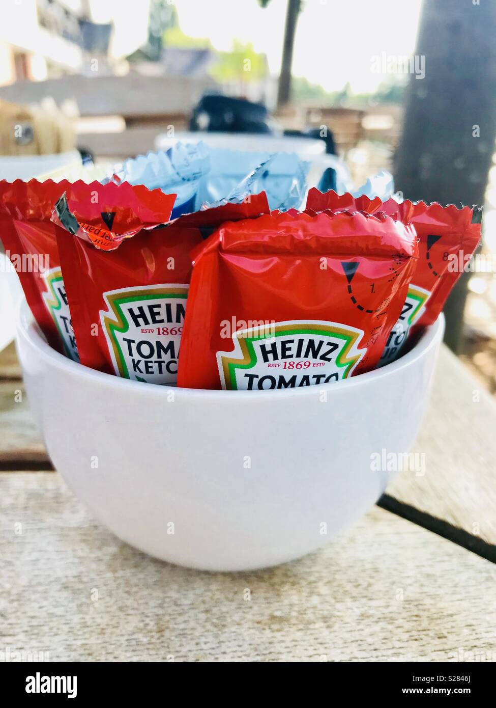 Sauce condiment sachet hi-res stock photography and images - Alamy