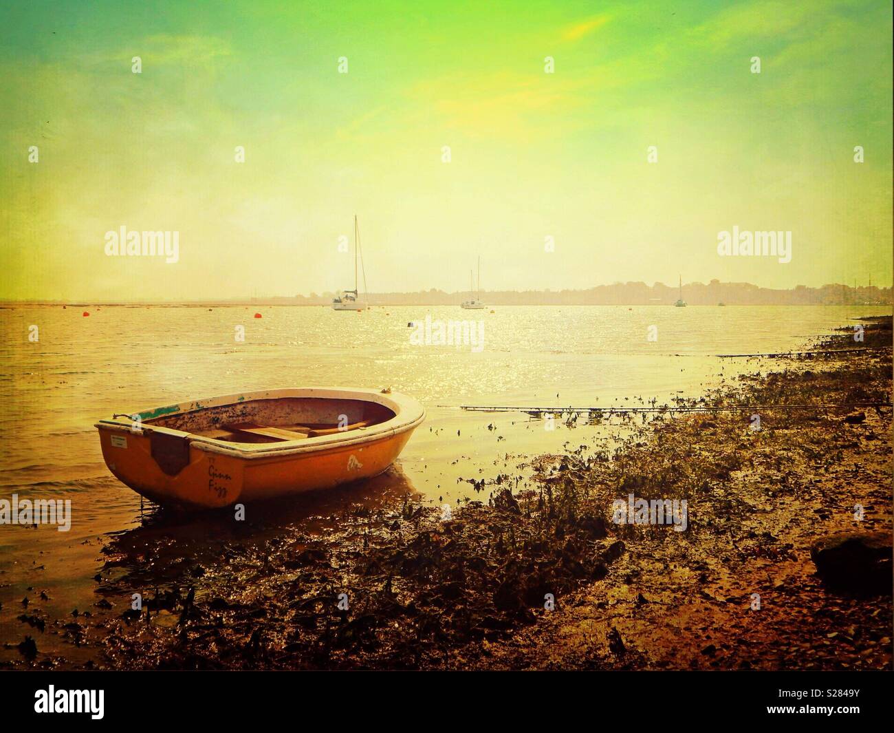 Stranded rowing boat hi-res stock photography and images - Alamy