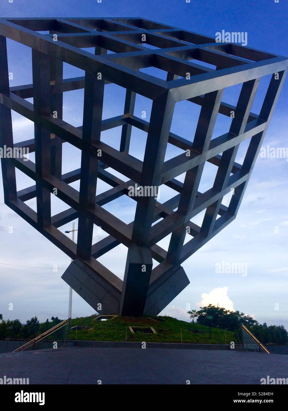 Cube architecture hi-res stock photography and images - Alamy