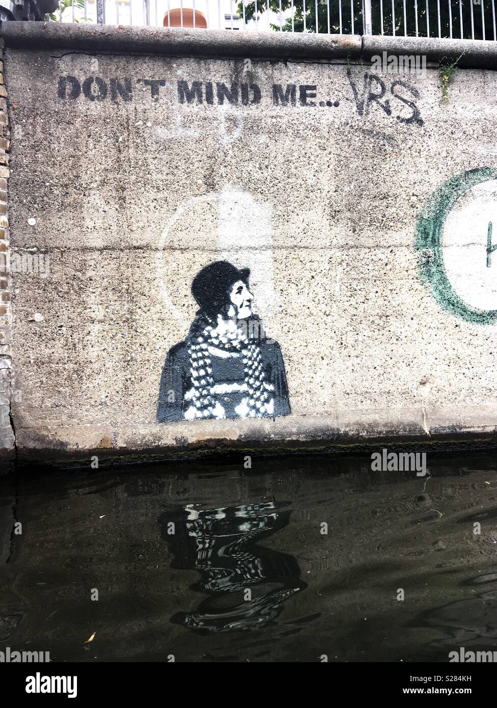 Do not mind me graffiti in Kreuzberg, Berlin Stock Photo - Alamy