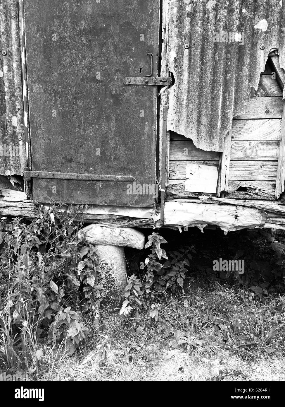 Straddle stone supporting a farm building in the UK Stock Photo - Alamy