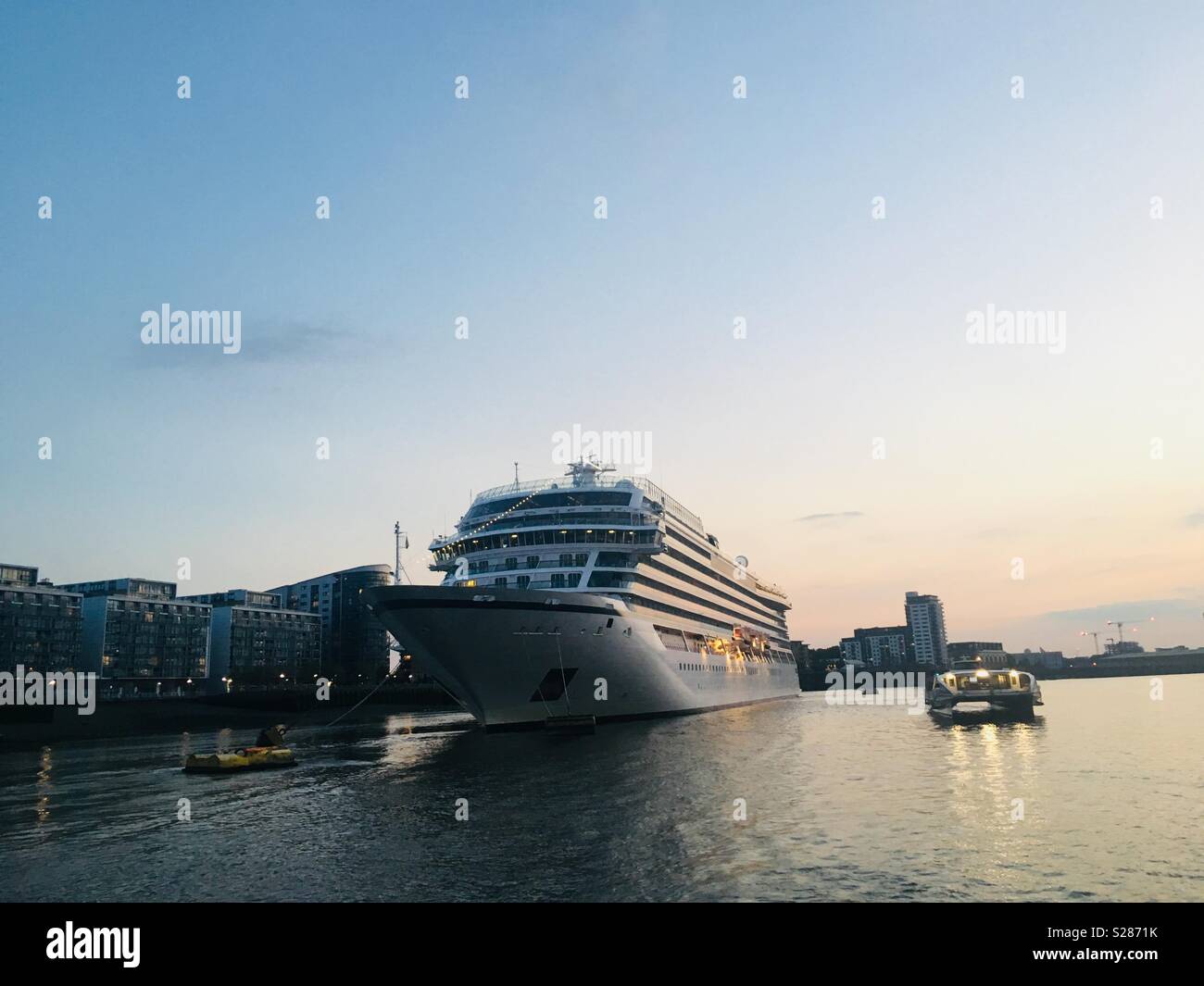 London cruise ship hi-res stock photography and images - Alamy