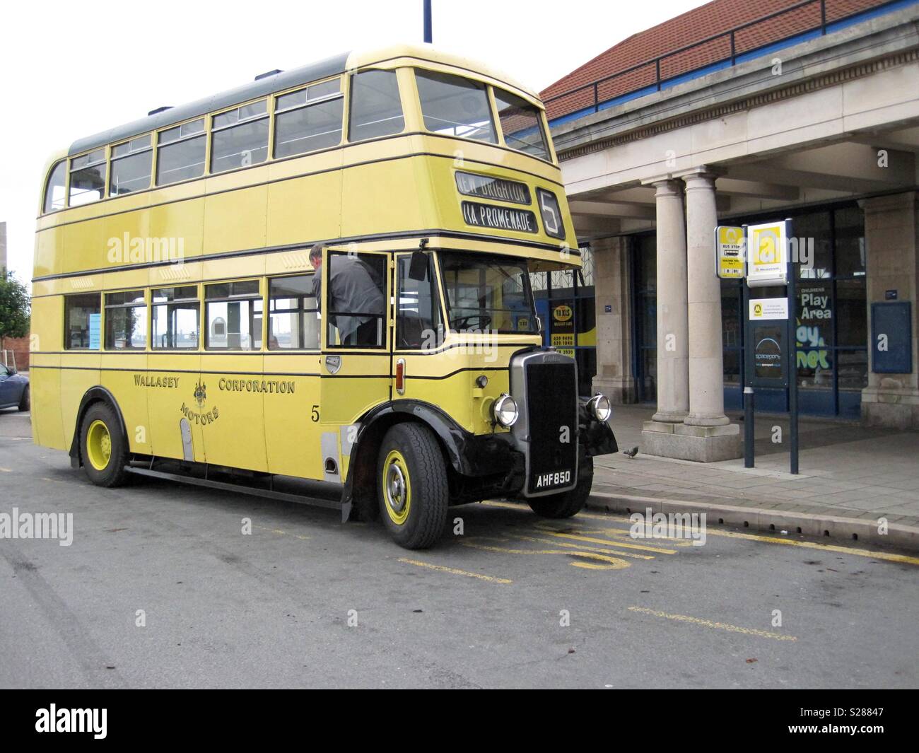 1950 leyland bus hi-res stock photography and images - Alamy