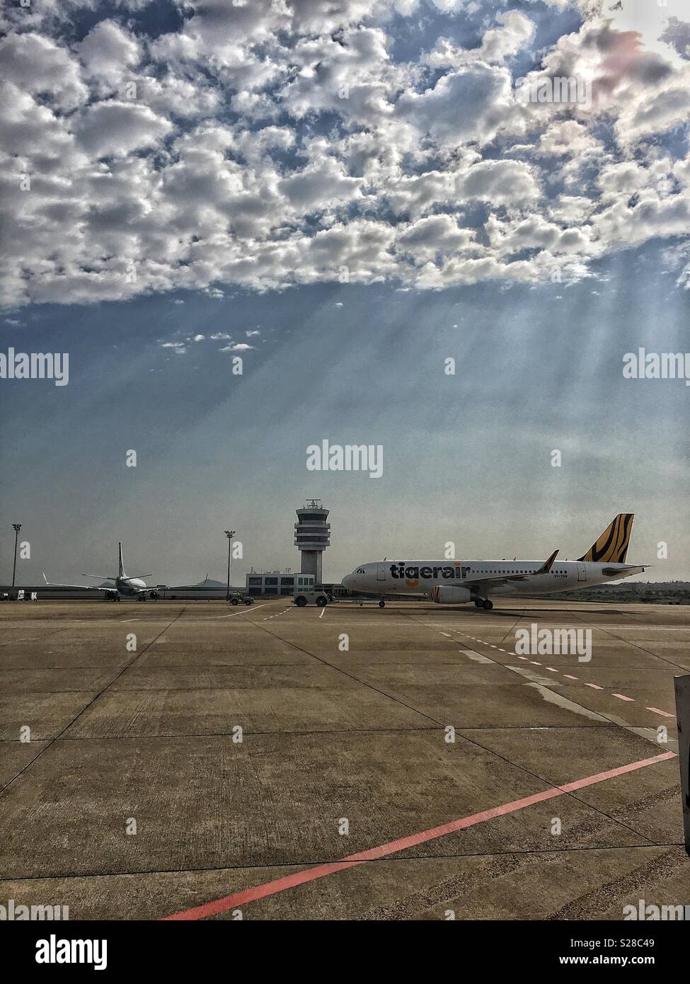 Planes control tower hi-res stock photography and images - Alamy
