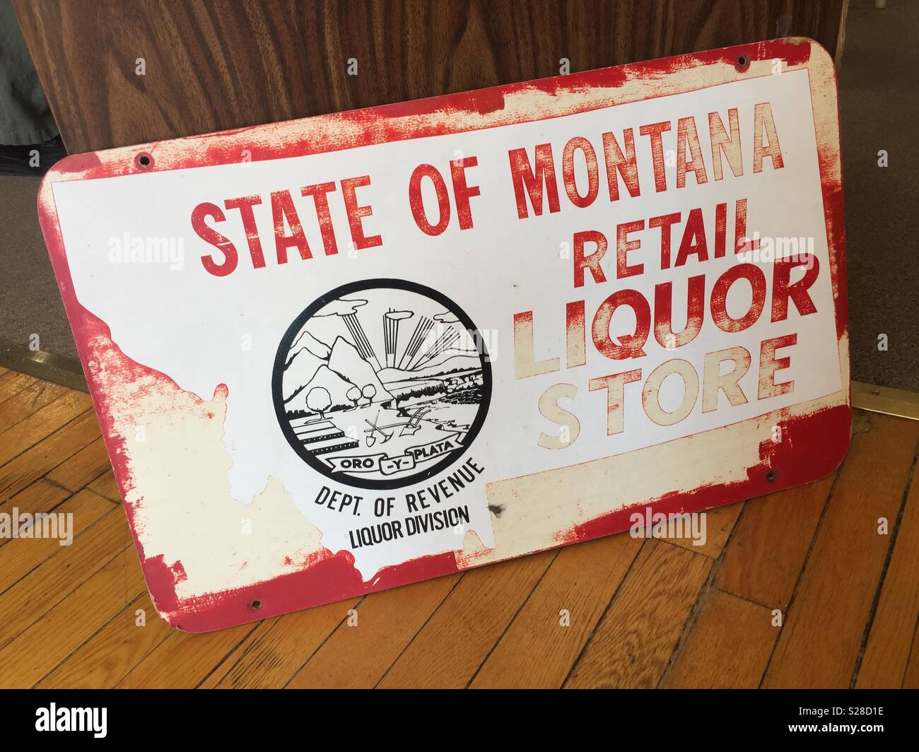 Liquor store sign hi-res stock photography and images - Alamy