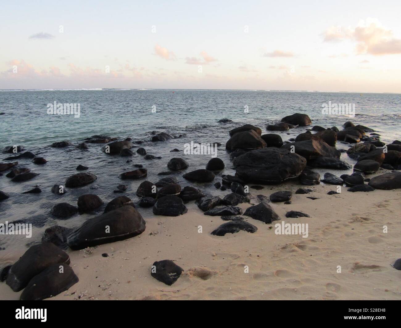 Black rock beach hi-res stock photography and images - Alamy