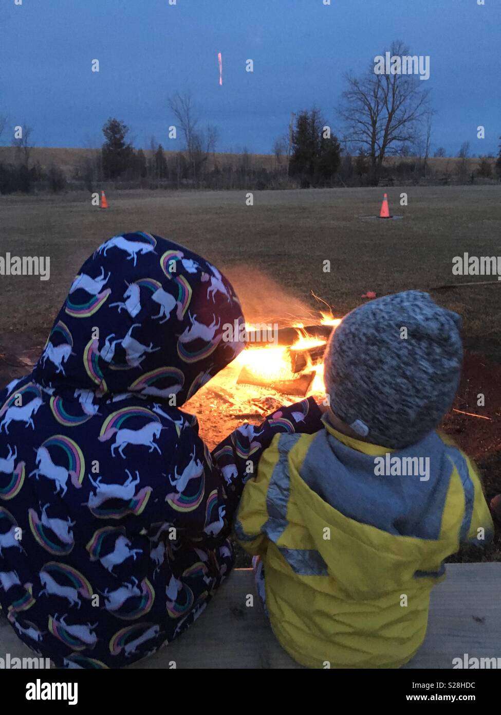 Campfire kids hi-res stock photography and images - Alamy