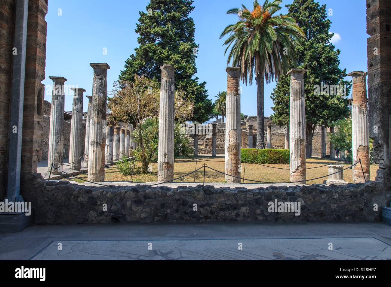 Ancient roman garden hi-res stock photography and images - Alamy