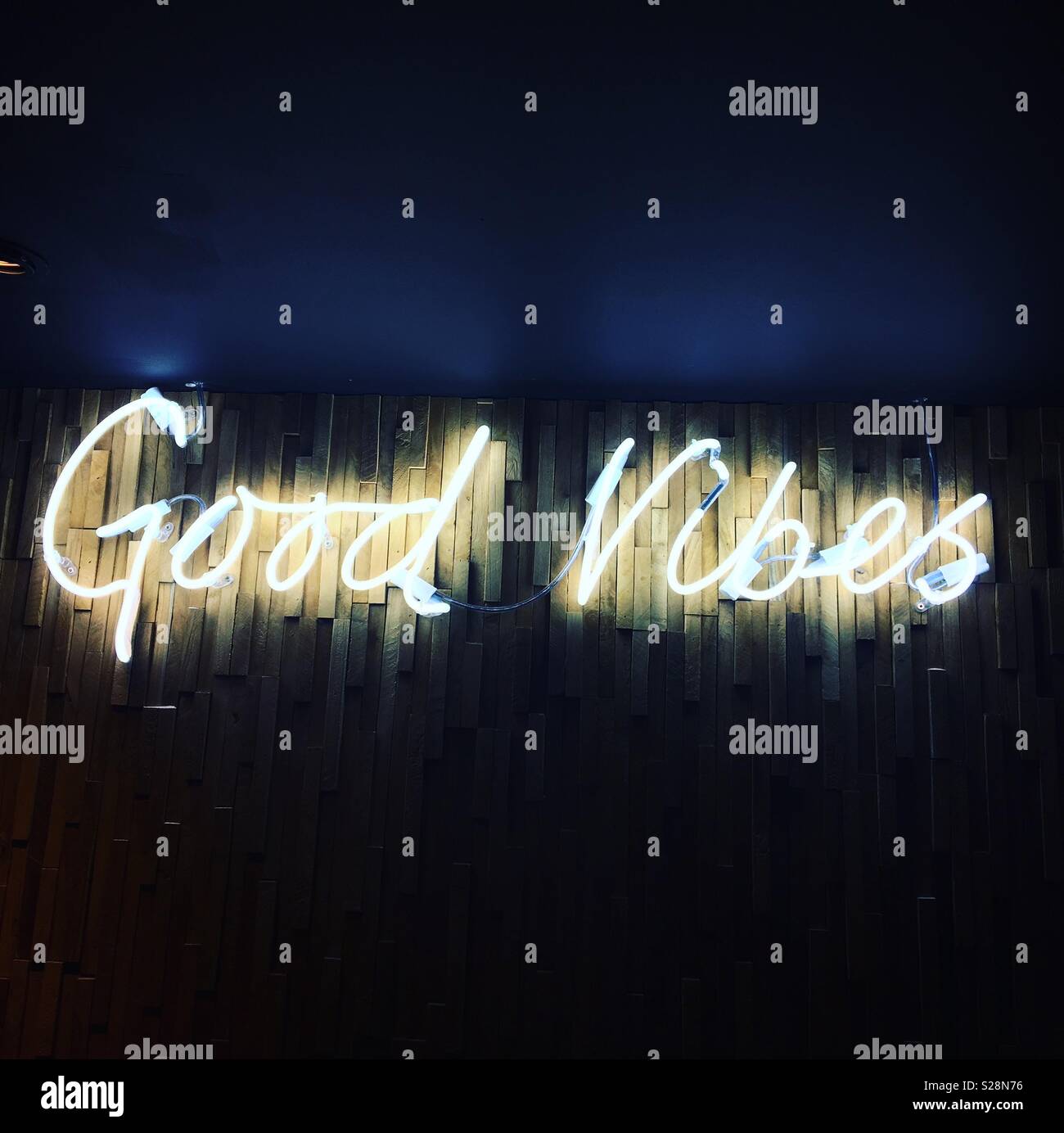 Good vibes neon sign on a pallet background Stock Photo - Alamy