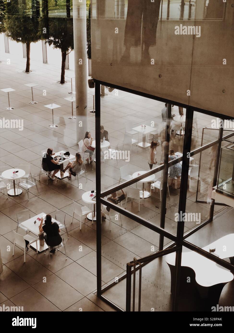 Outdoor cafe scene Stock Photo - Alamy