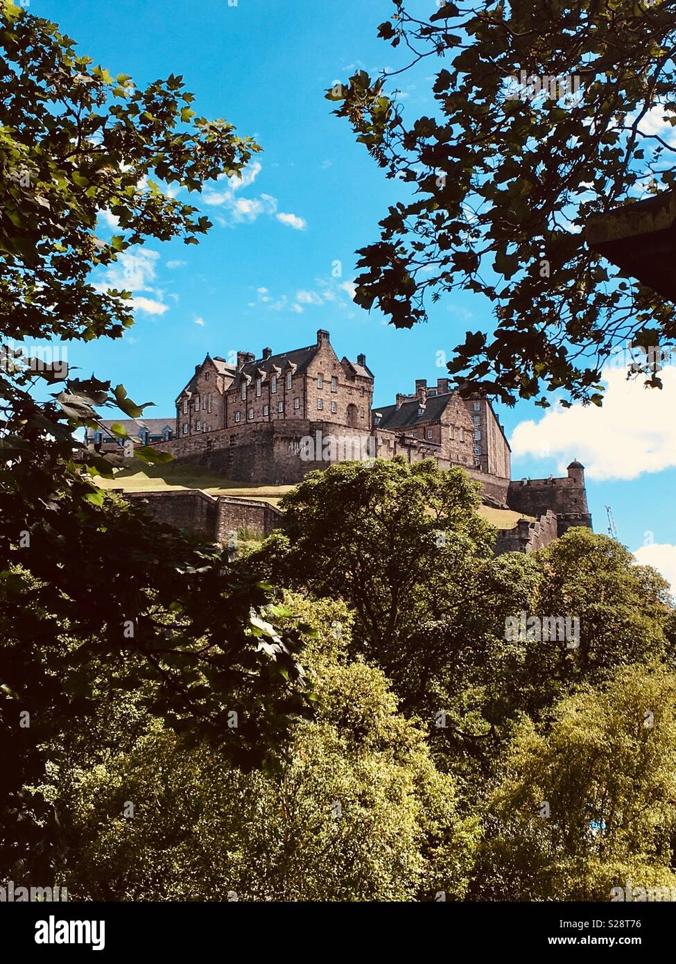 Edinburgh castle summer hi-res stock photography and images - Alamy