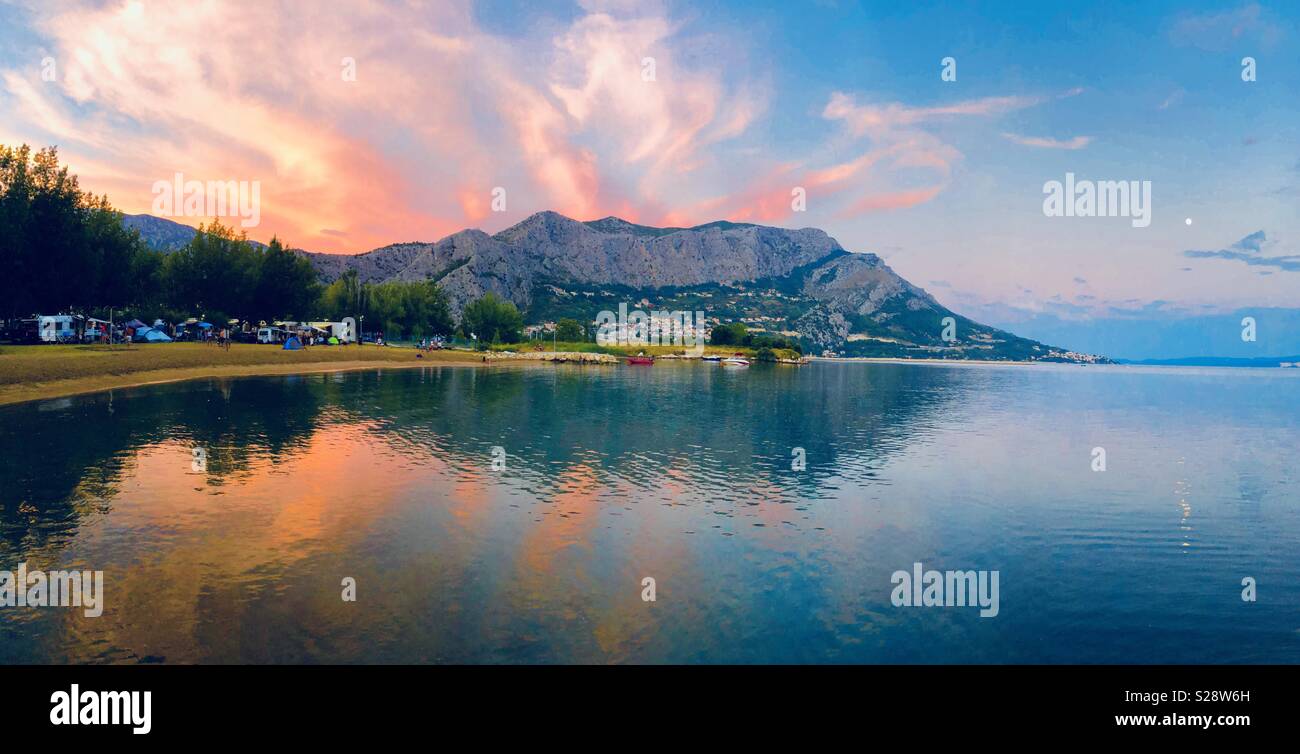 Sunset on the beach in Omiš Stock Photo - Alamy