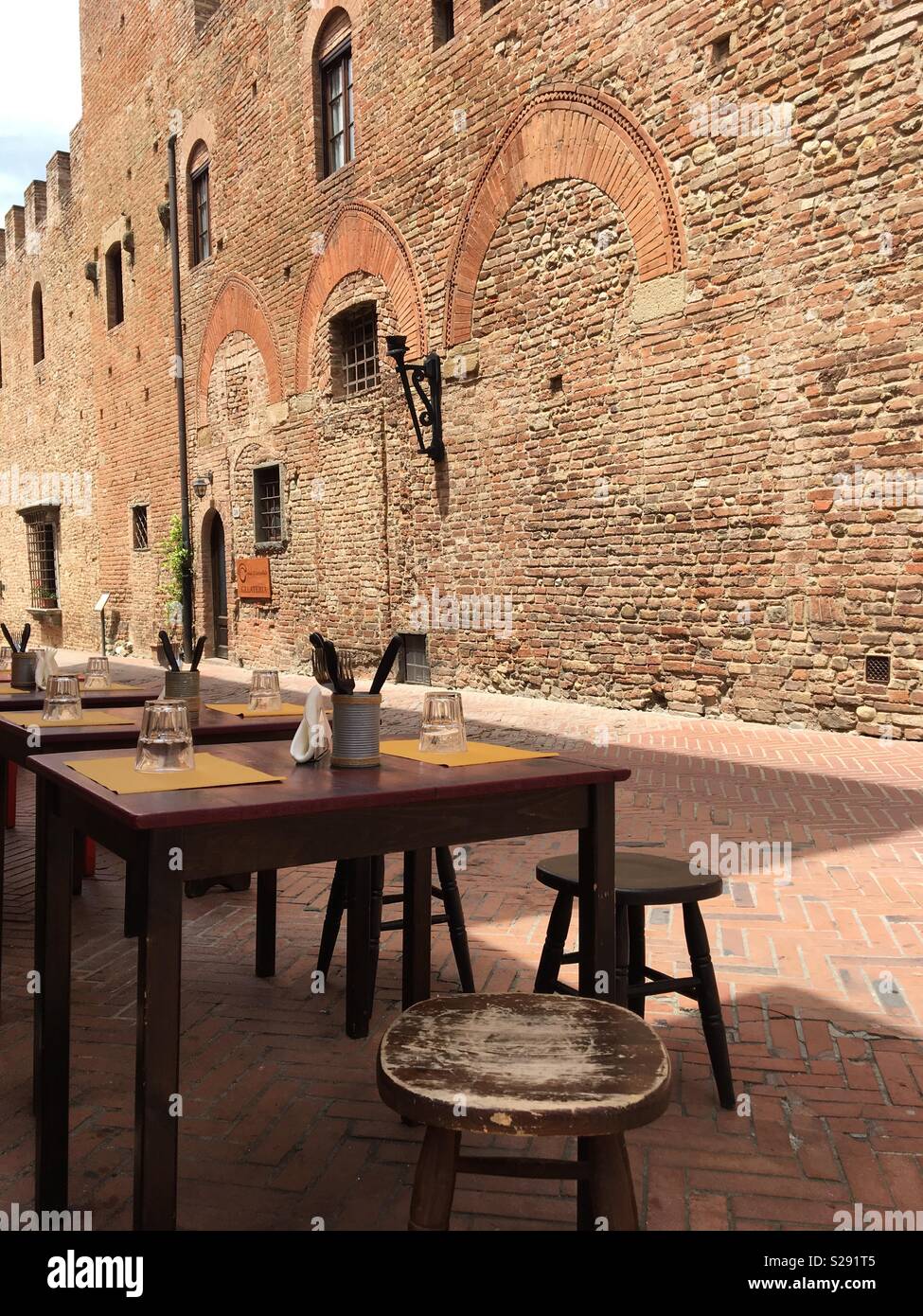 Italian sidewalk hi-res stock photography and images - Alamy