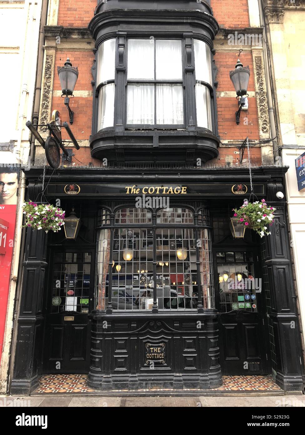 Old traditional welsh cottage hi-res stock photography and images - Alamy