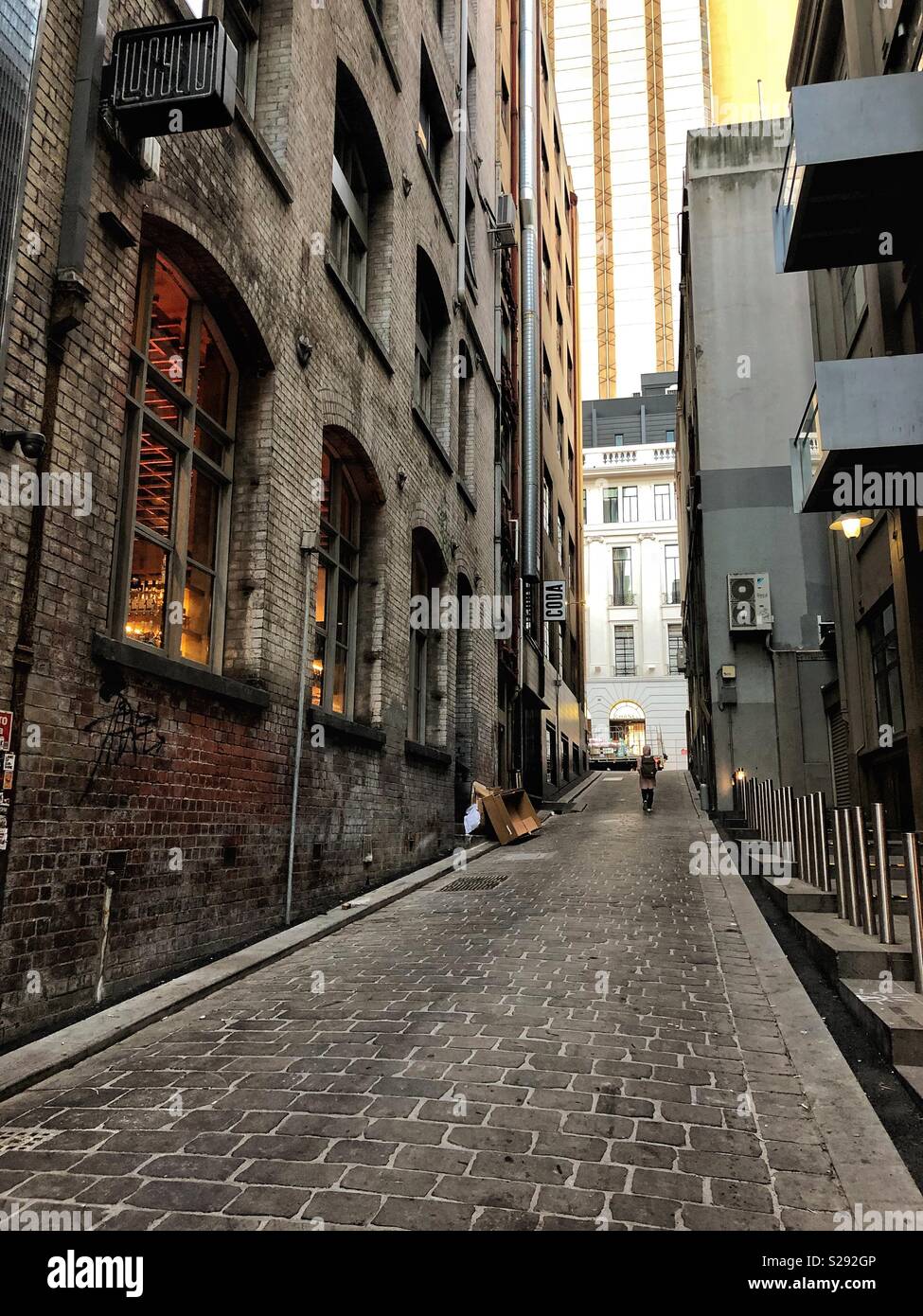 City laneway hi-res stock photography and images - Alamy