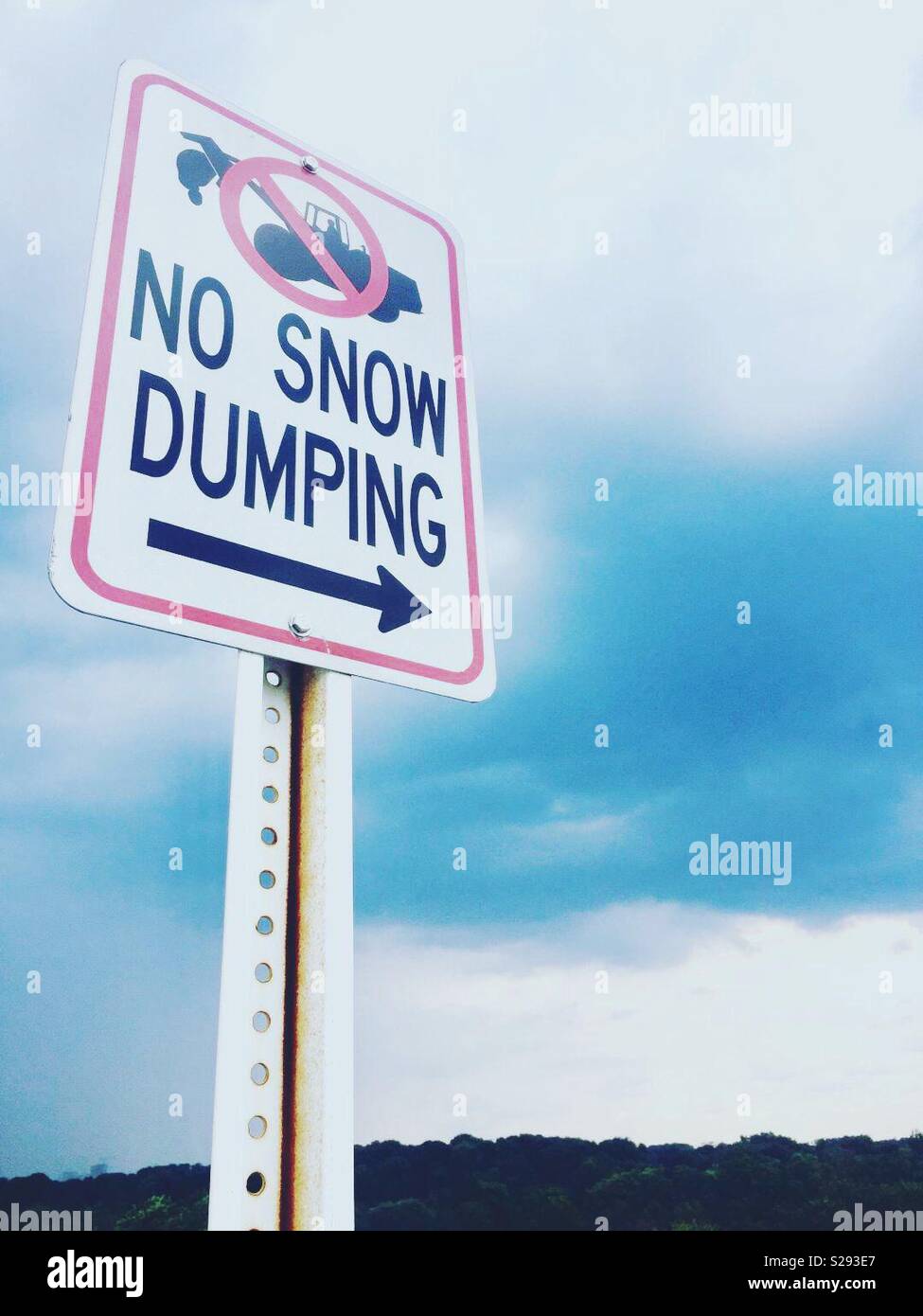 “No Snow Dumping” sign with a stormy sky background Stock Photo - Alamy