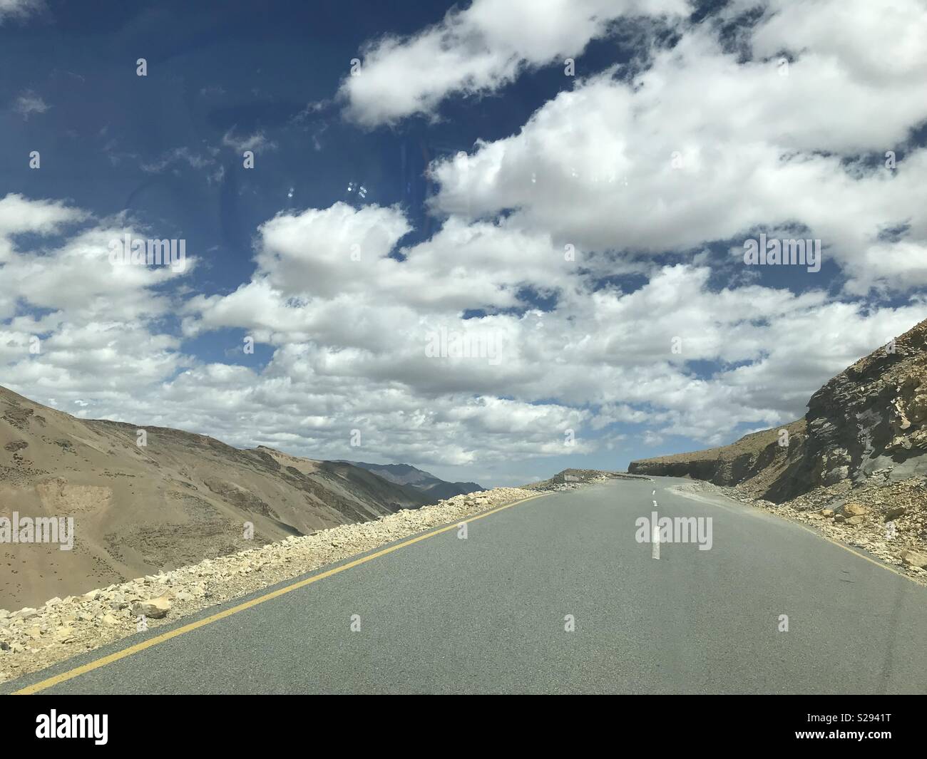 Himalayan road hi-res stock photography and images - Alamy