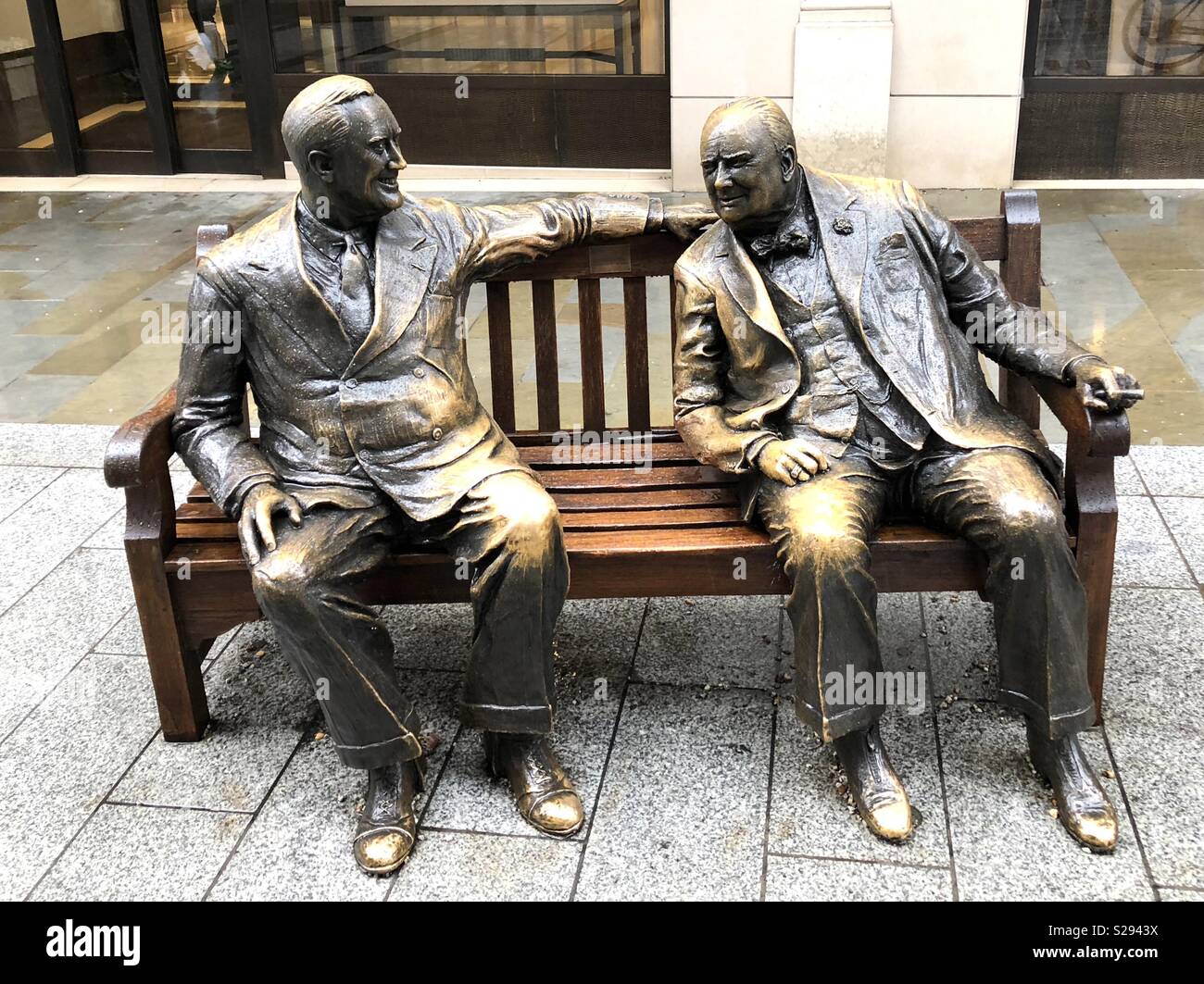 Winston churchill roosevelt bench hi-res stock photography and images ...