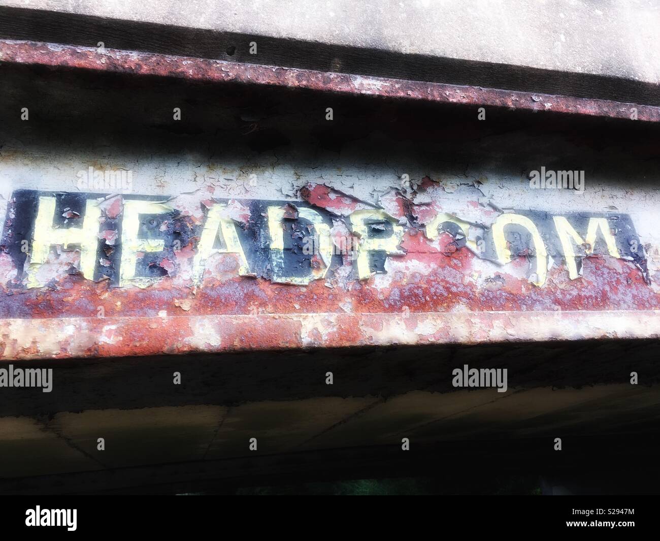 Bridge headroom sign hi-res stock photography and images - Alamy