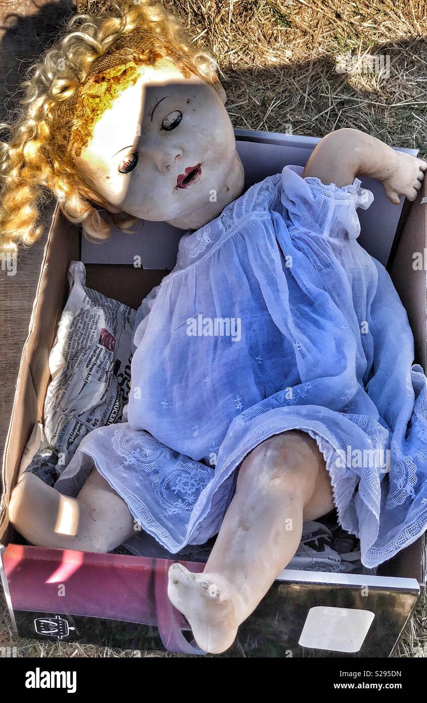 Broken doll hi-res stock photography and images - Alamy