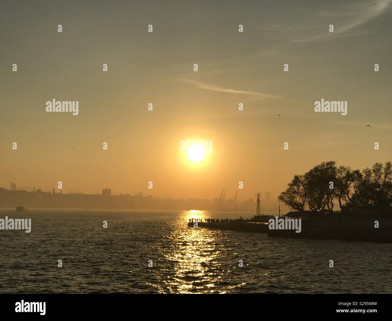 Sun and the sea hi-res stock photography and images - Alamy