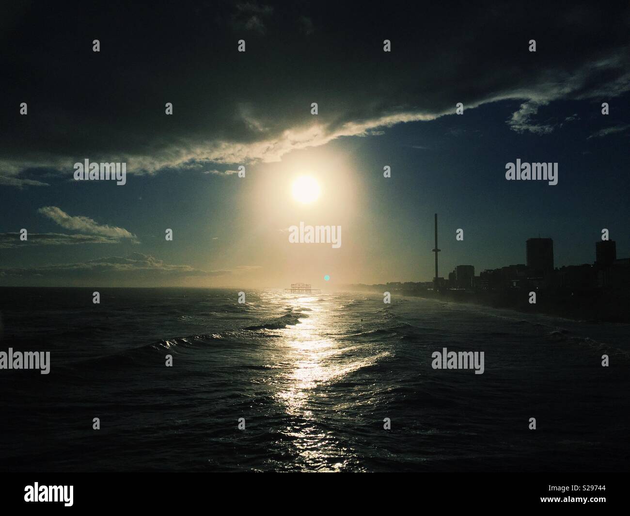 Windy rain hi-res stock photography and images - Alamy