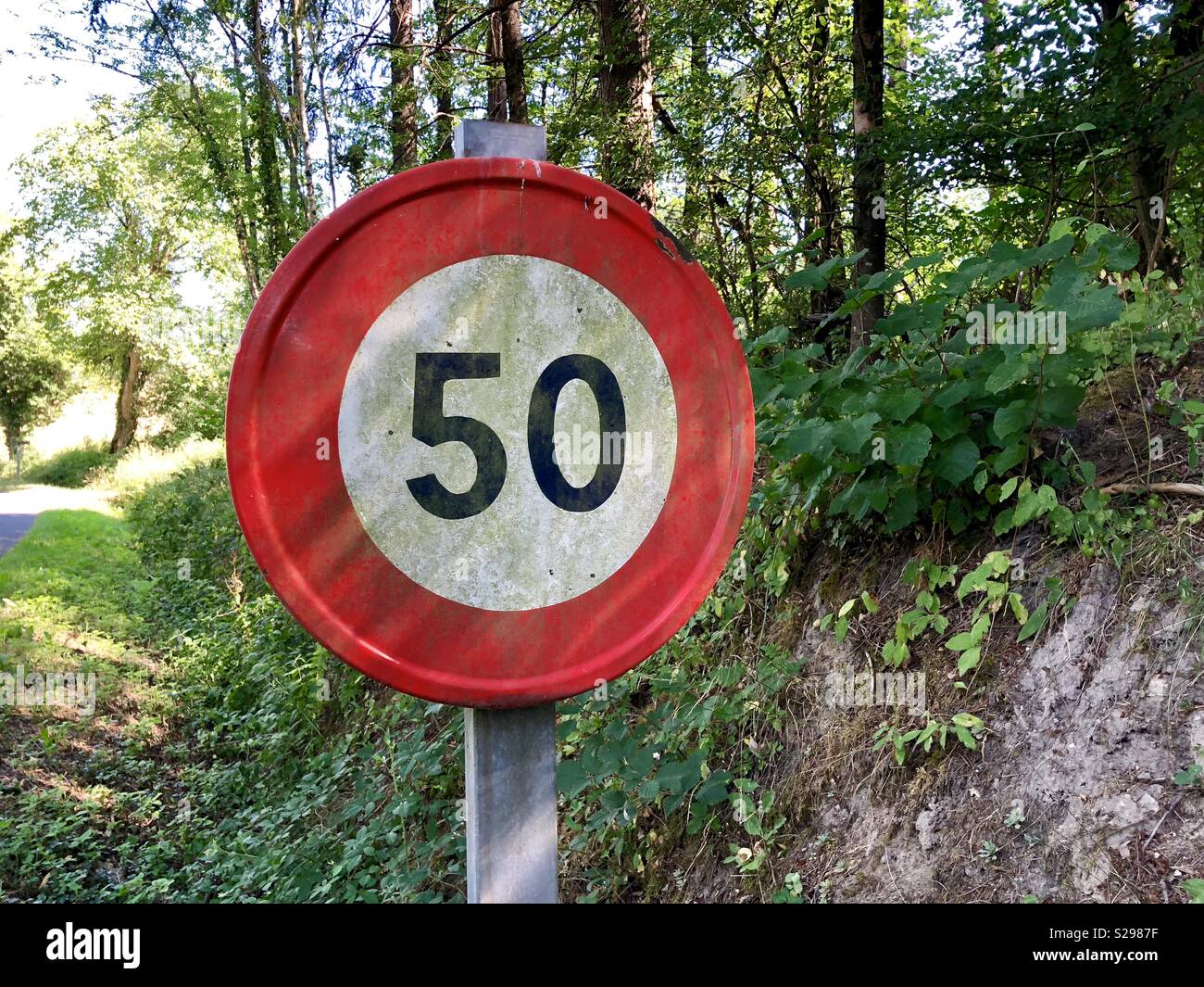 Red circle speed sign hi-res stock photography and images - Alamy