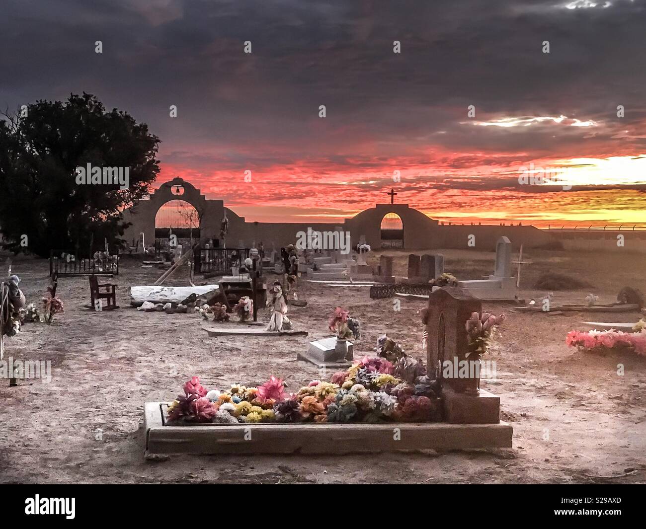 Sunrise graveyard hi-res stock photography and images - Alamy