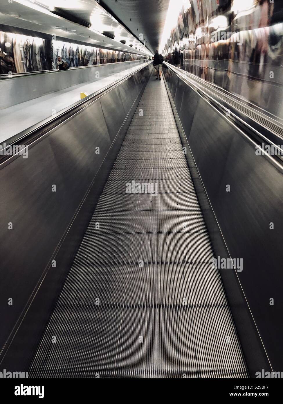 Airport walkway hi-res stock photography and images - Alamy