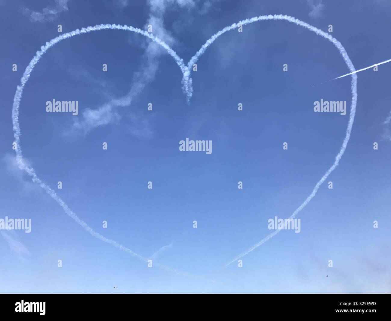 Red arrows manoeuvre hi-res stock photography and images - Alamy
