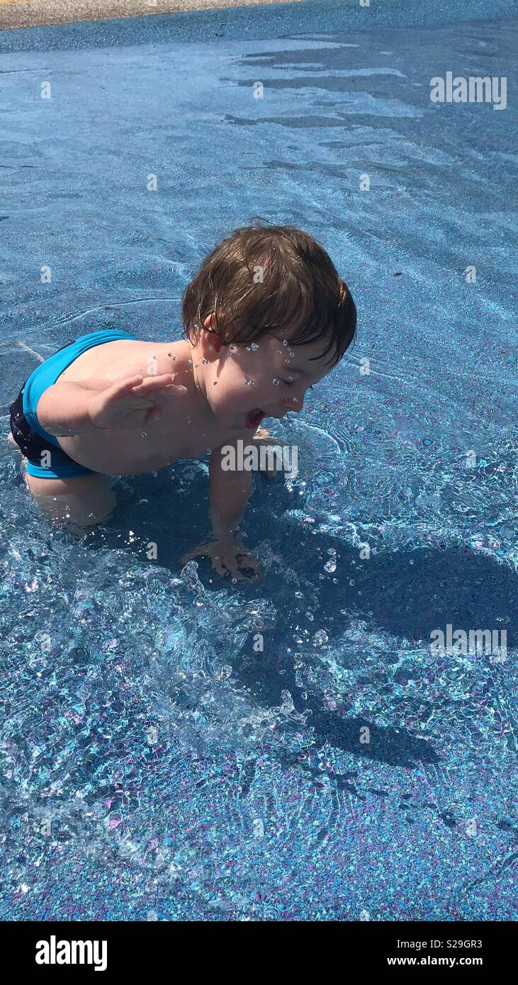 Splash pool hi-res stock photography and images - Alamy