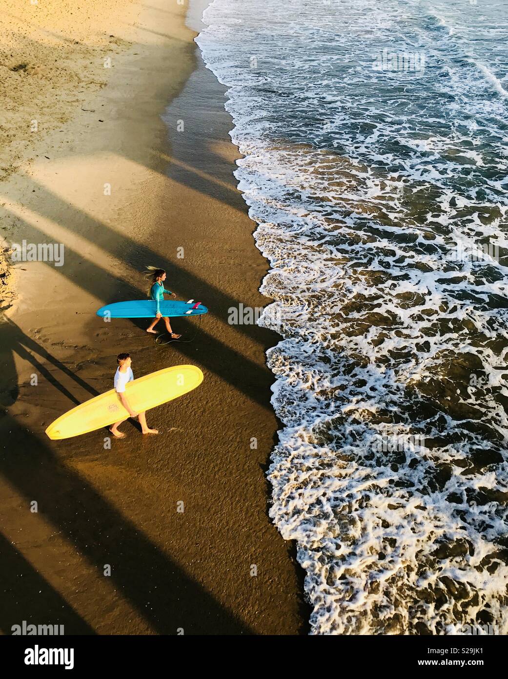 Surfer walk hi-res stock photography and images - Alamy