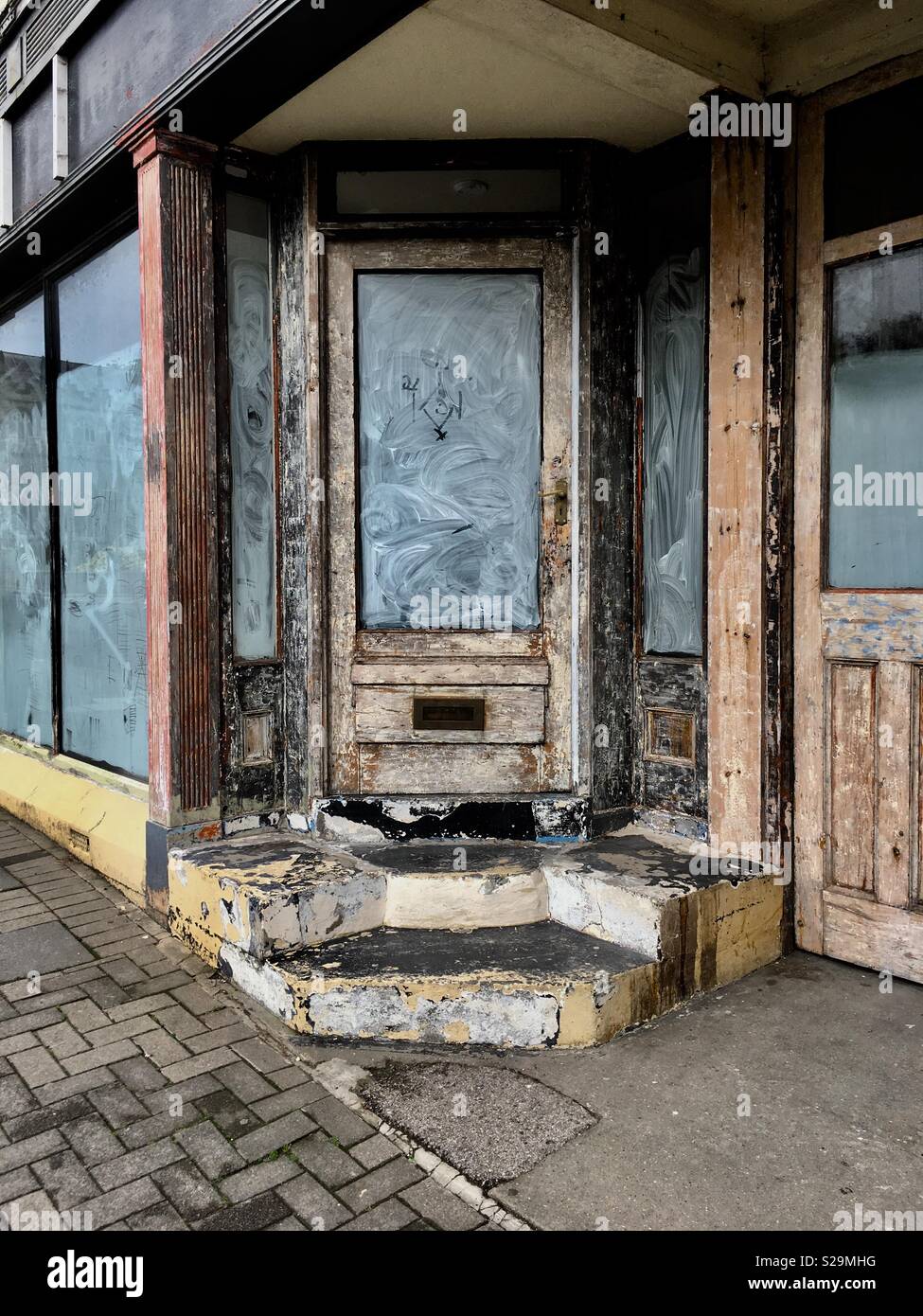 Shop shut door hi-res stock photography and images - Alamy