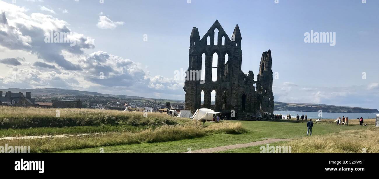Uk castle whitby hi-res stock photography and images - Alamy