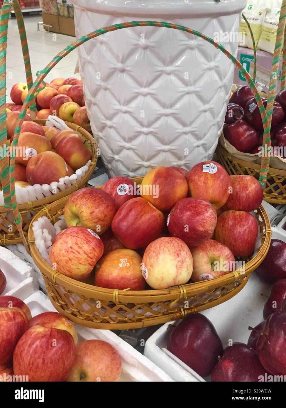 Apple basket hi-res stock photography and images - Alamy