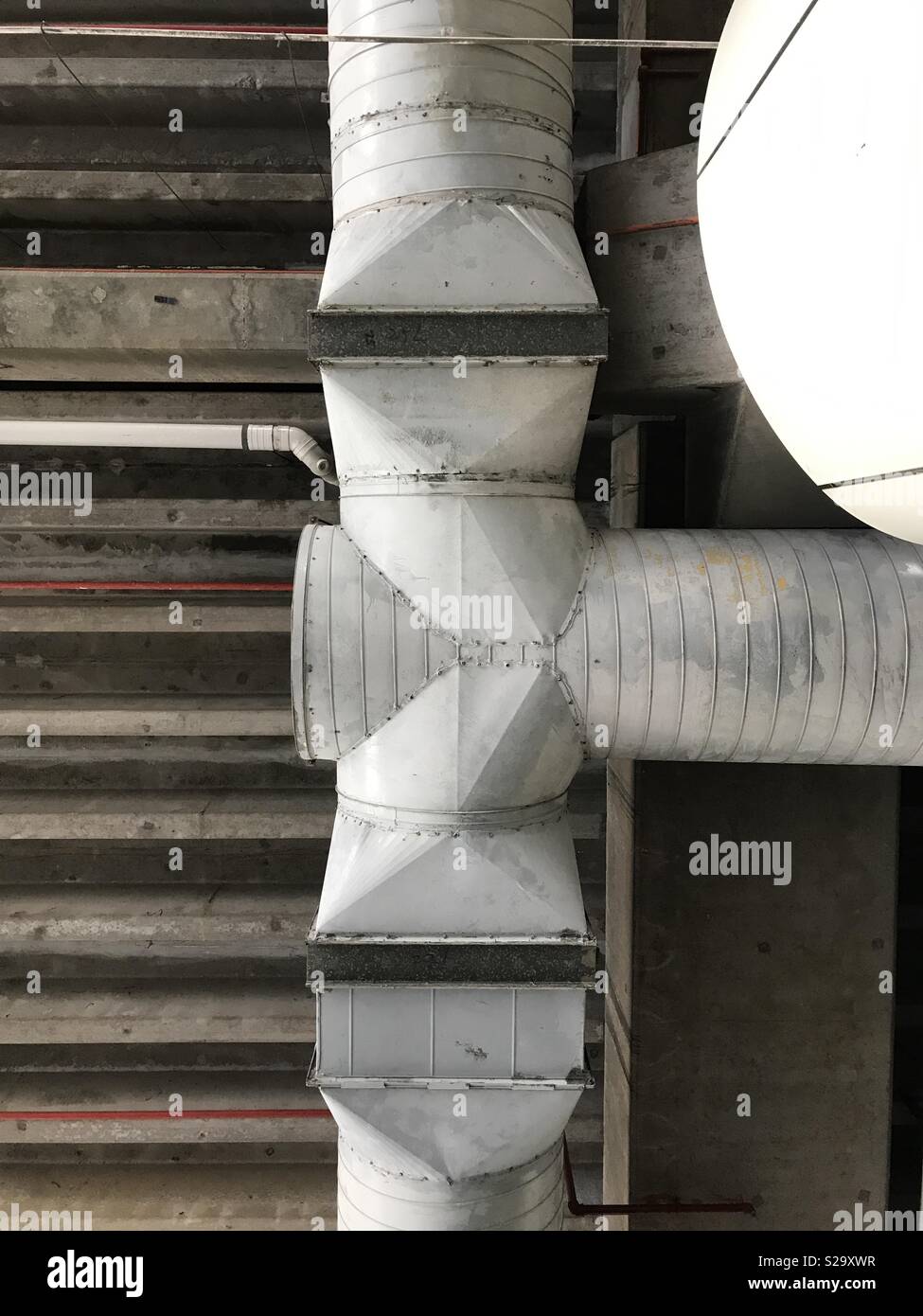 Industrial ceiling pipe hi-res stock photography and images - Alamy