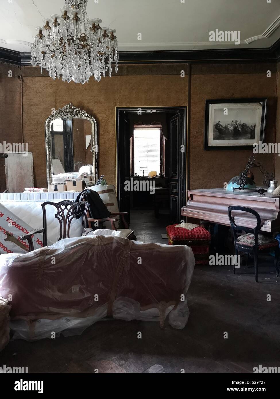 Rundown abandoned French castle salon Stock Photo - Alamy