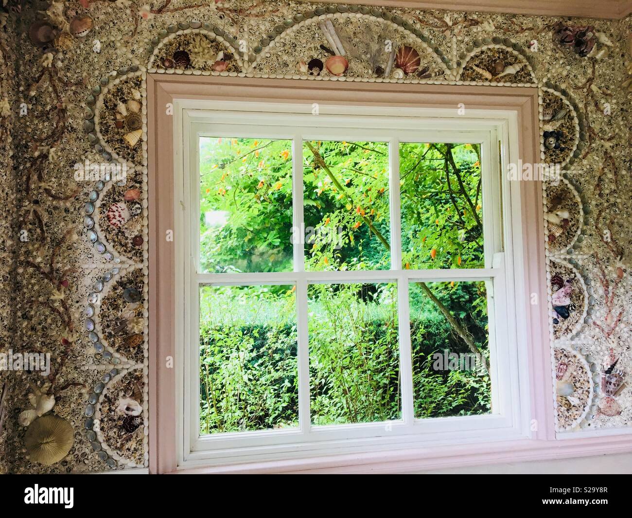 Shell window hi-res stock photography and images - Alamy