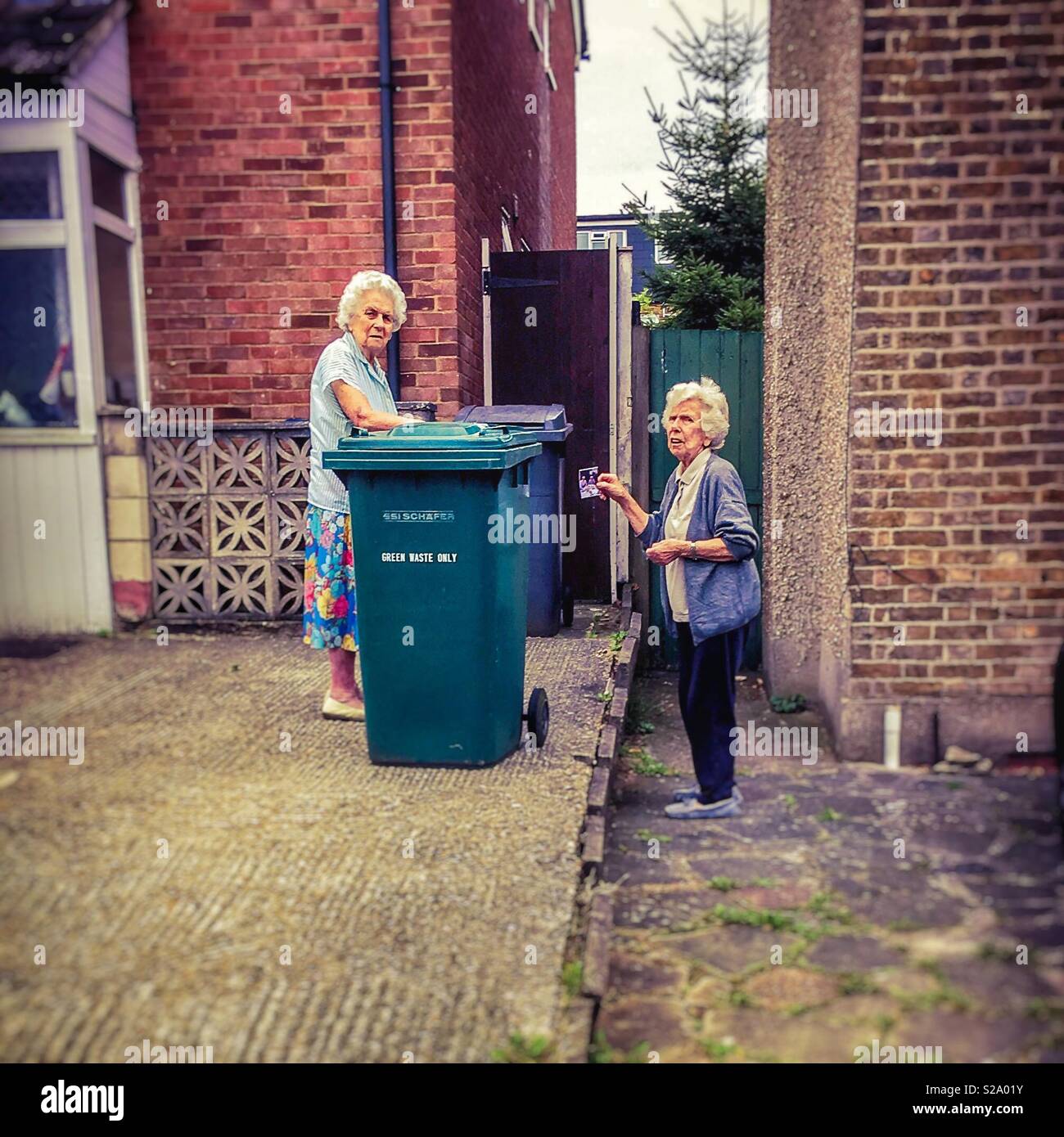 Neighbours hi-res stock photography and images - Alamy