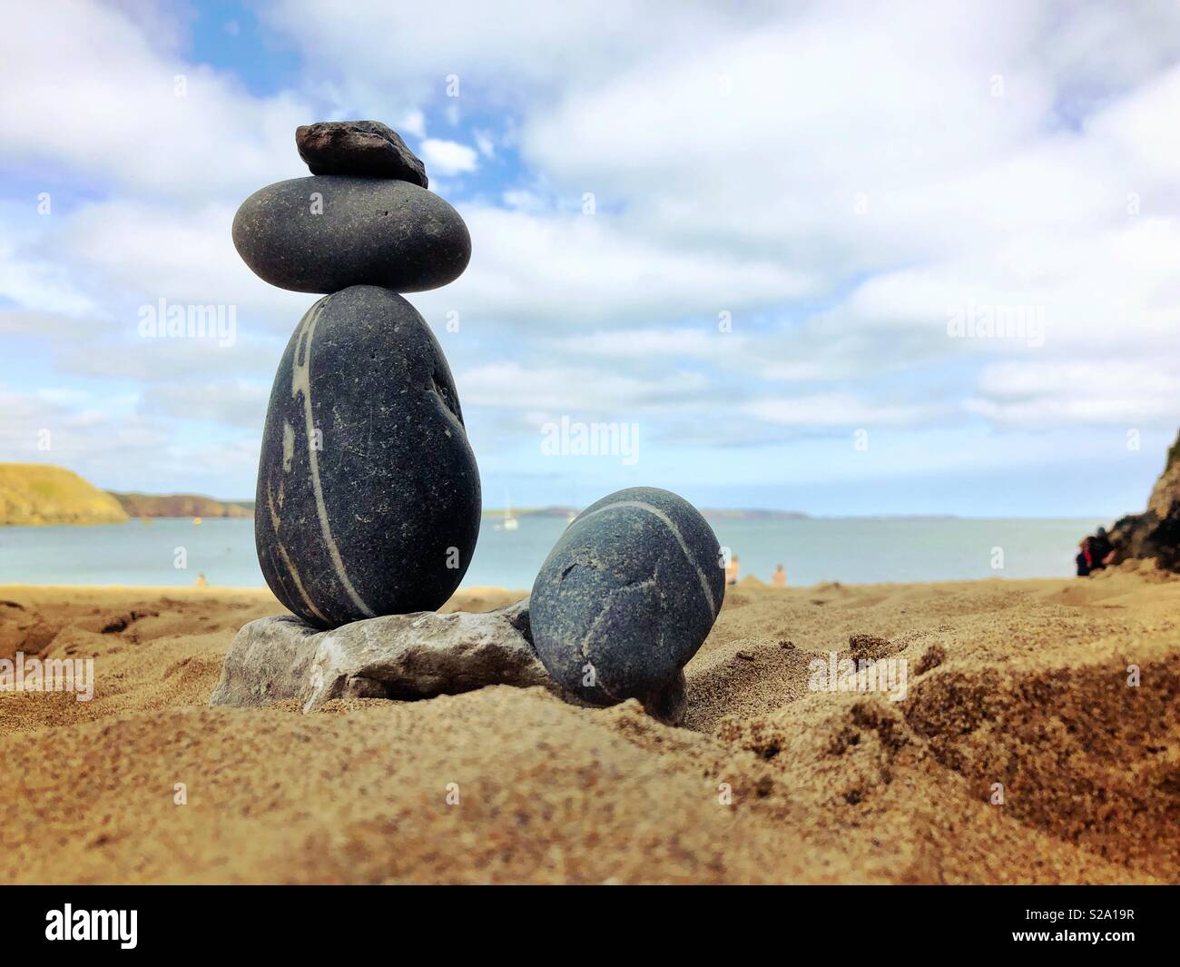 Rock balancing at Barafundle Bay, Pembrokeshire Stock Photo - Alamy