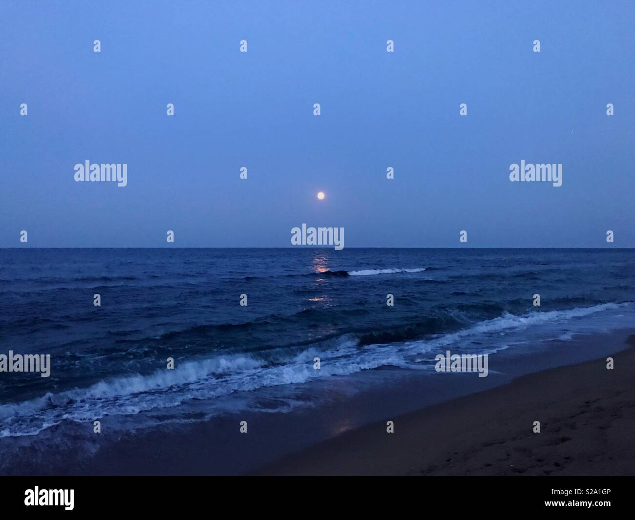 Moonlight ocean hi-res stock photography and images - Alamy