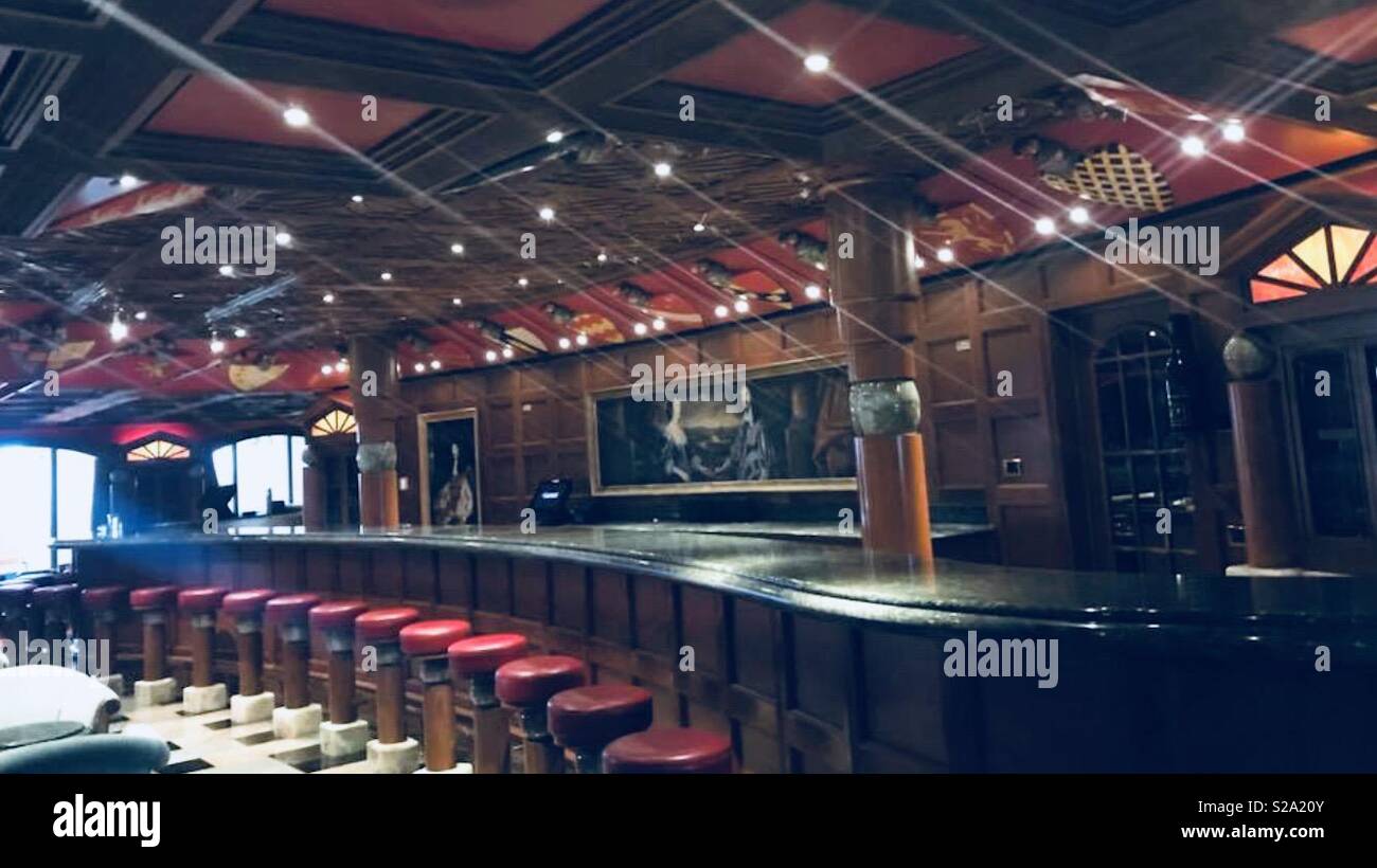 Cruise bar hi-res stock photography and images - Alamy