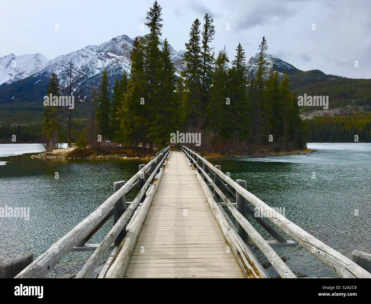 Pyramid lake canada hi-res stock photography and images - Alamy
